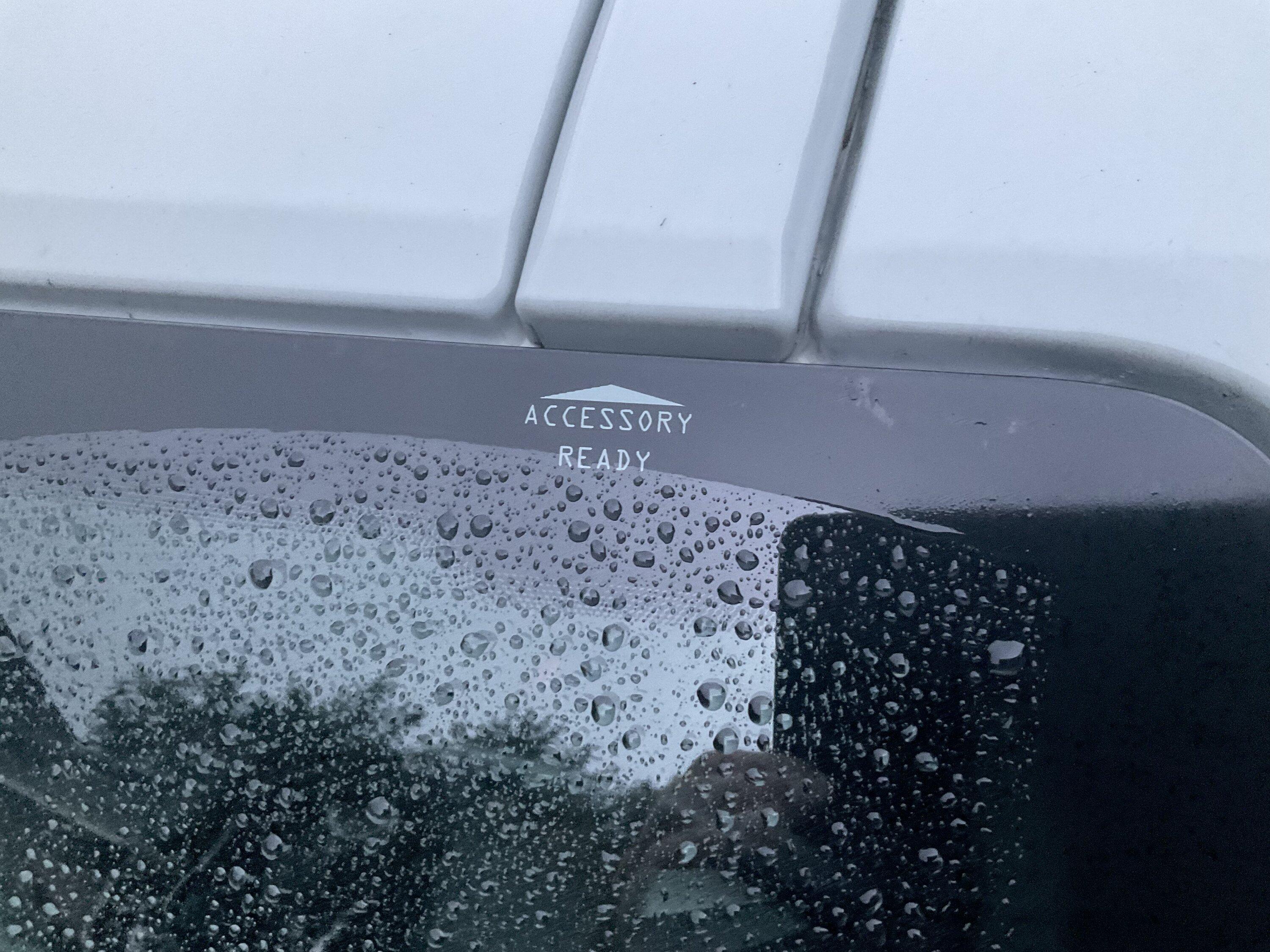 Can someone please post a windshield picture with logo mark? | Bronco6G ...