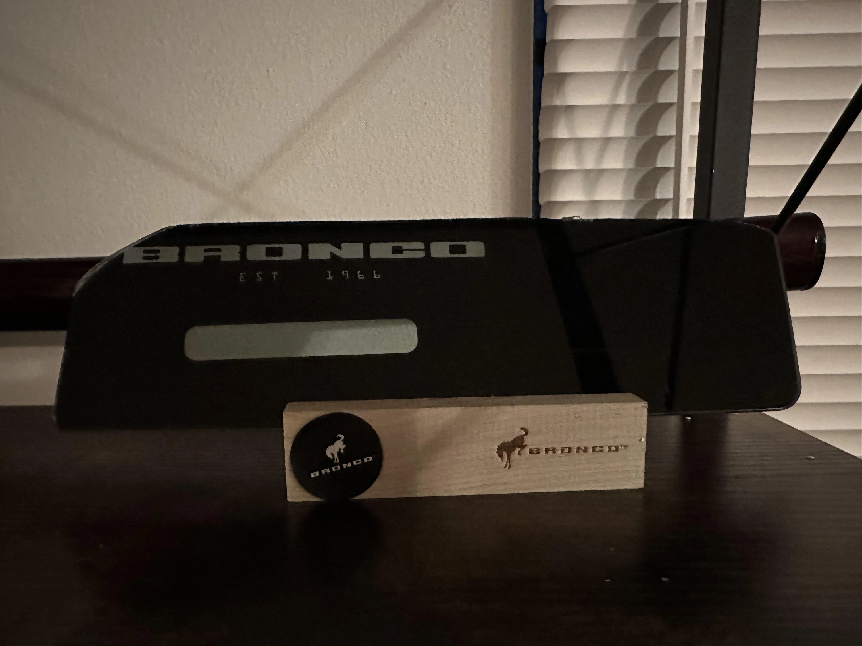 Can someone please post a windshield picture with logo mark? | Bronco6G ...