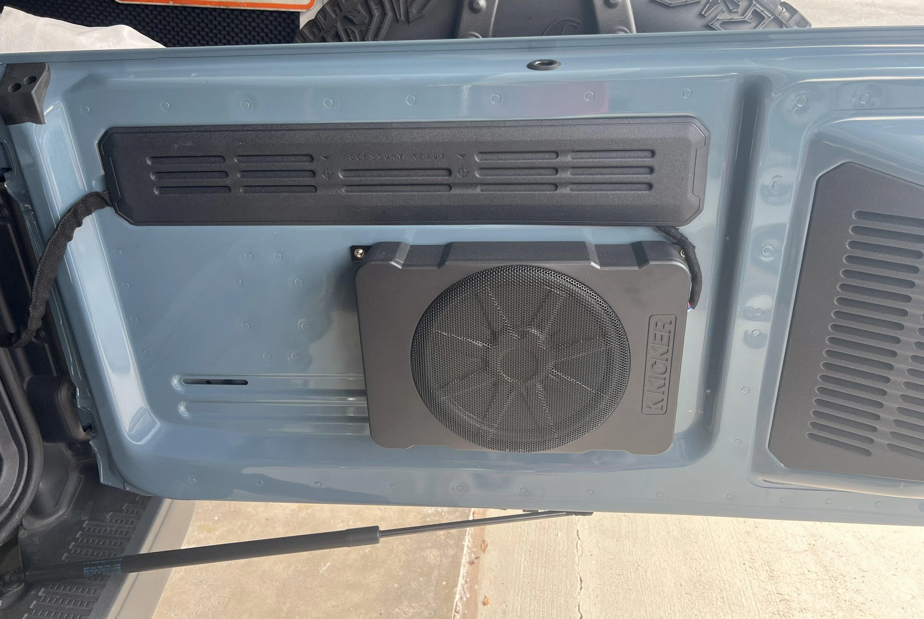 Stinger 12” tailgate Sub or 8” Kicker Sub (enclosure) | Bronco6G - 2021 ...