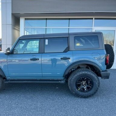 Loading kayak onto bronco wildtrak j racks | Bronco6G - 2021+ Ford ...