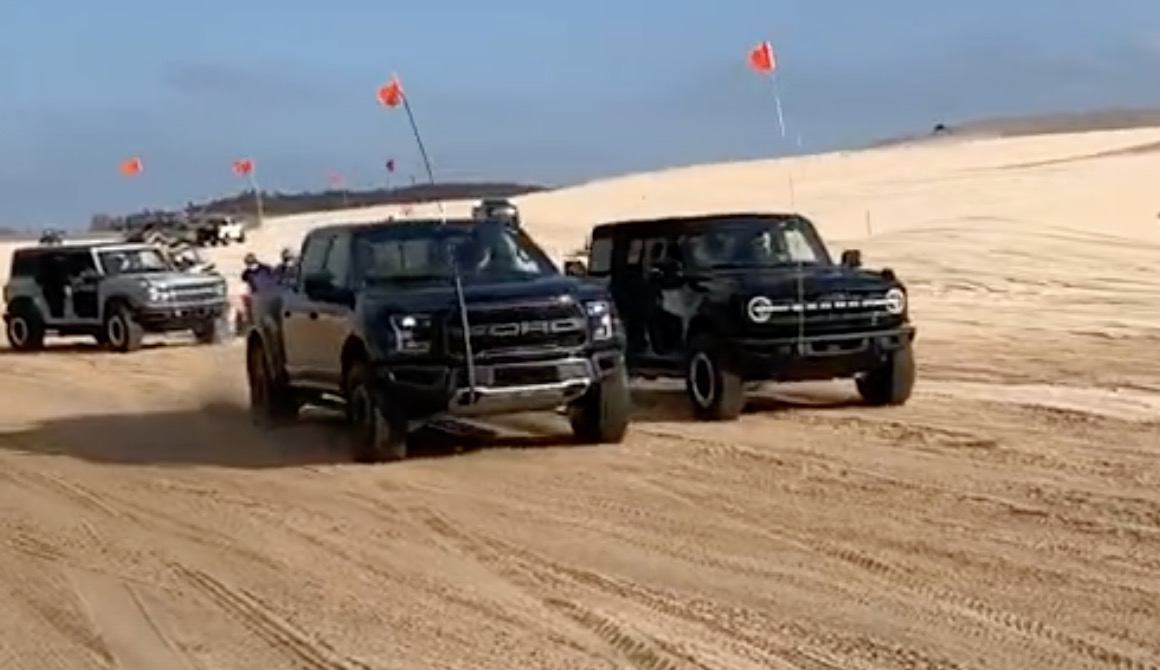Bronco vs Raptor F-150 sand drag race + Cactus Gray Badlands Sasquatch ...