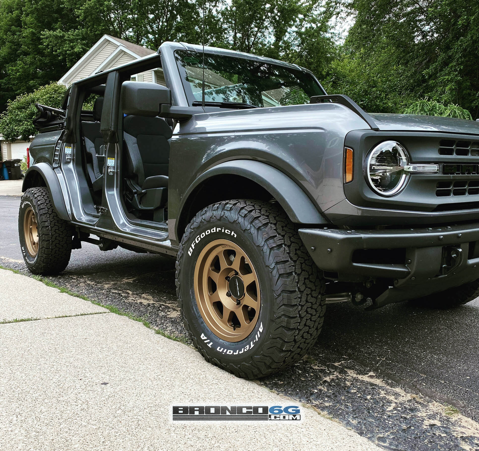 Base Bronco on 33" KO2 tires & 17" Method 701 wheels | Bronco6G - 2021 ...