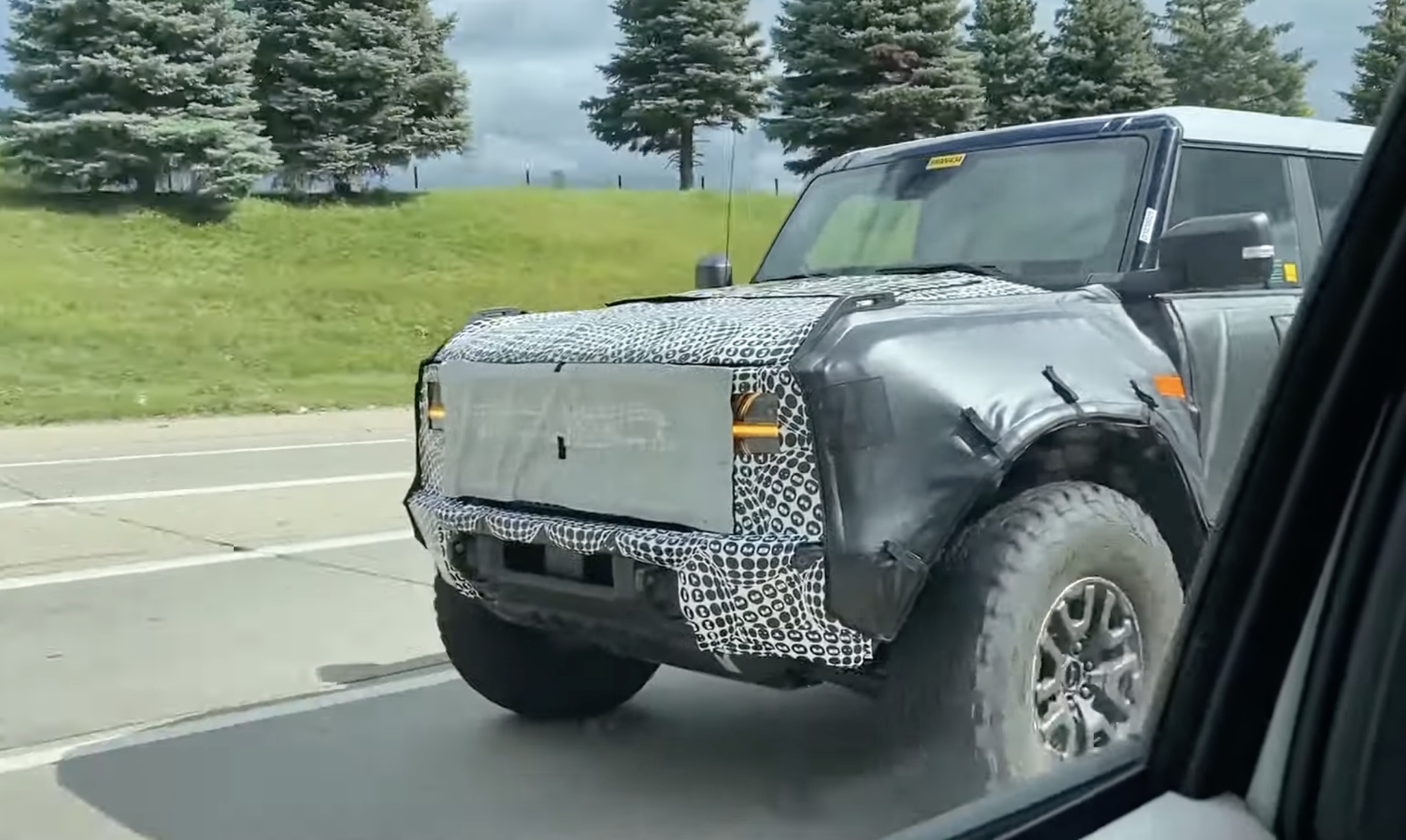 Video: Bronco Raptor spotted with FORD grille, amber DRL, wide third ...