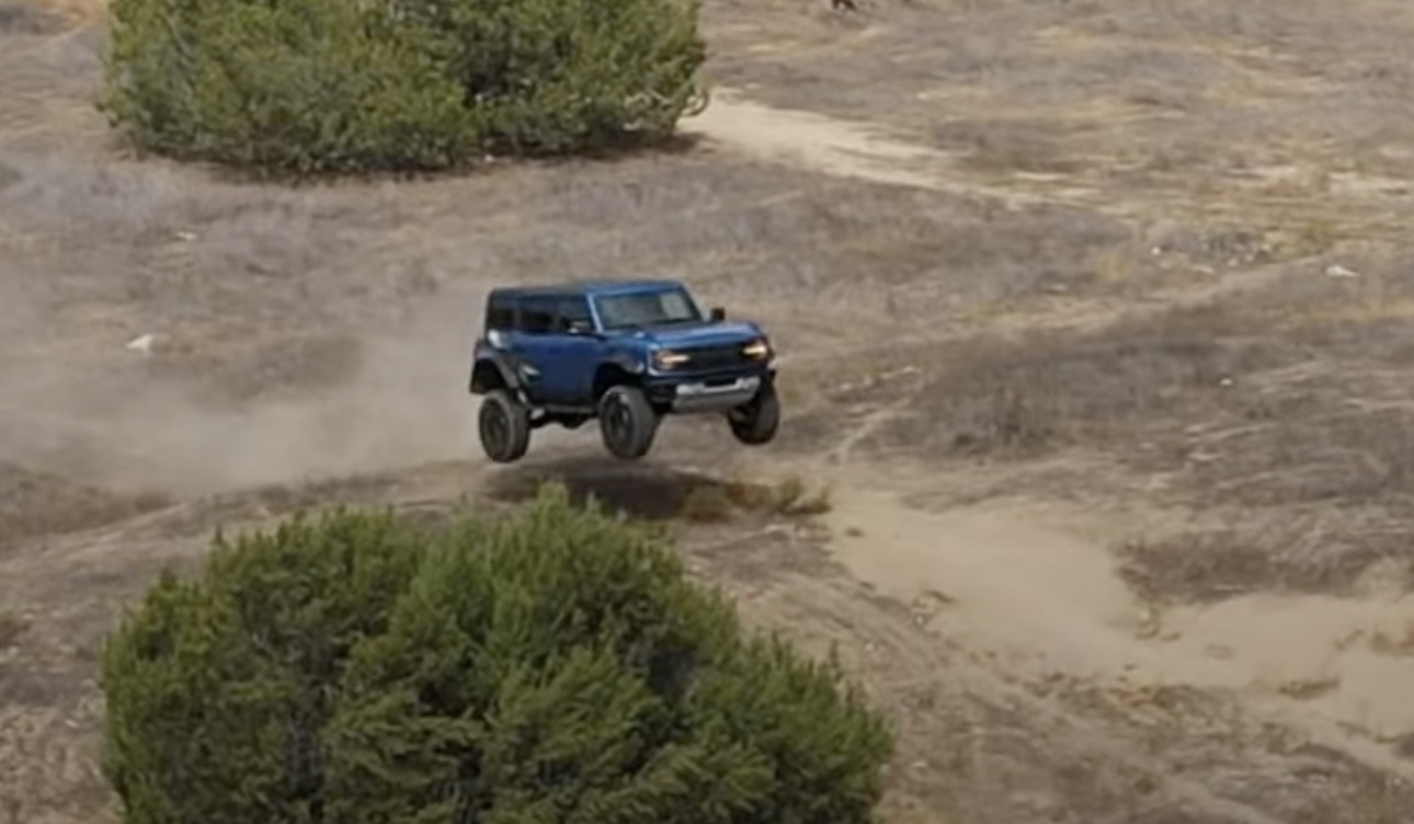 Bronco Raptor .. crazy JUMP in the first 10 seconds! On and off road ...