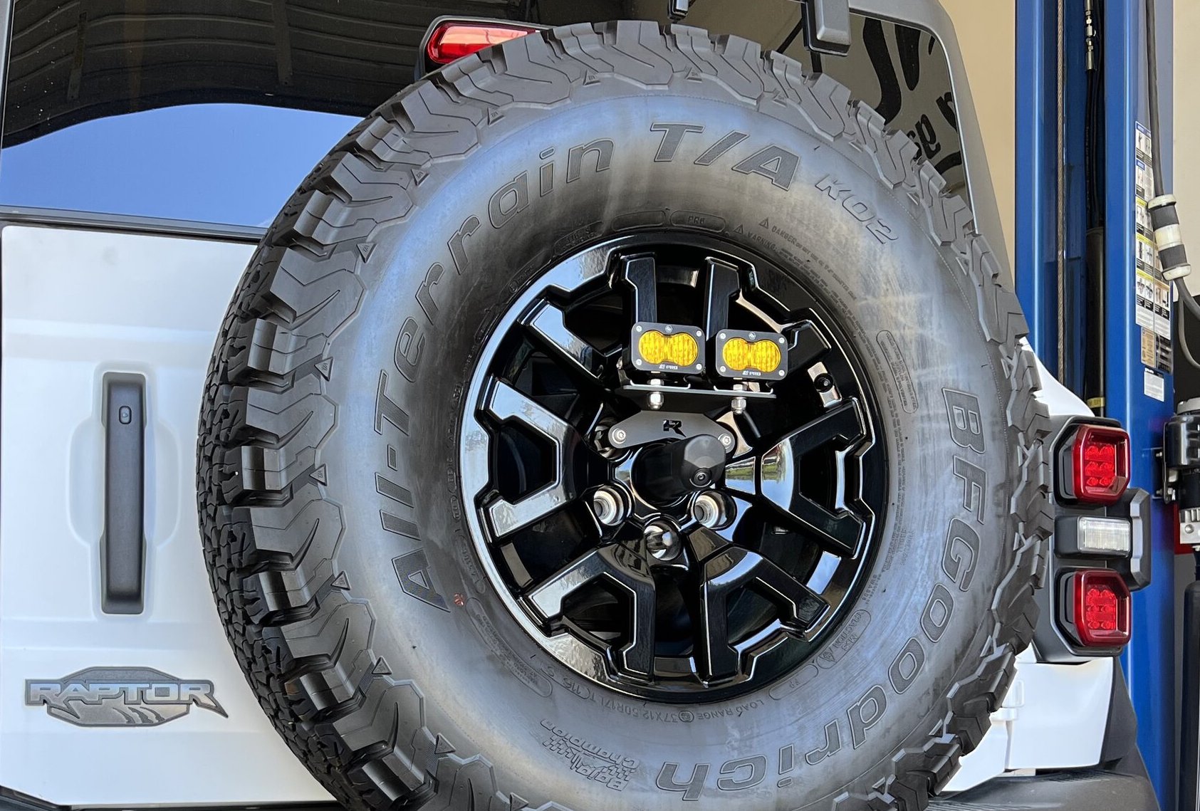 Chase Lights installed on Bronco Raptor spare tire | Bronco6G - 2021 ...